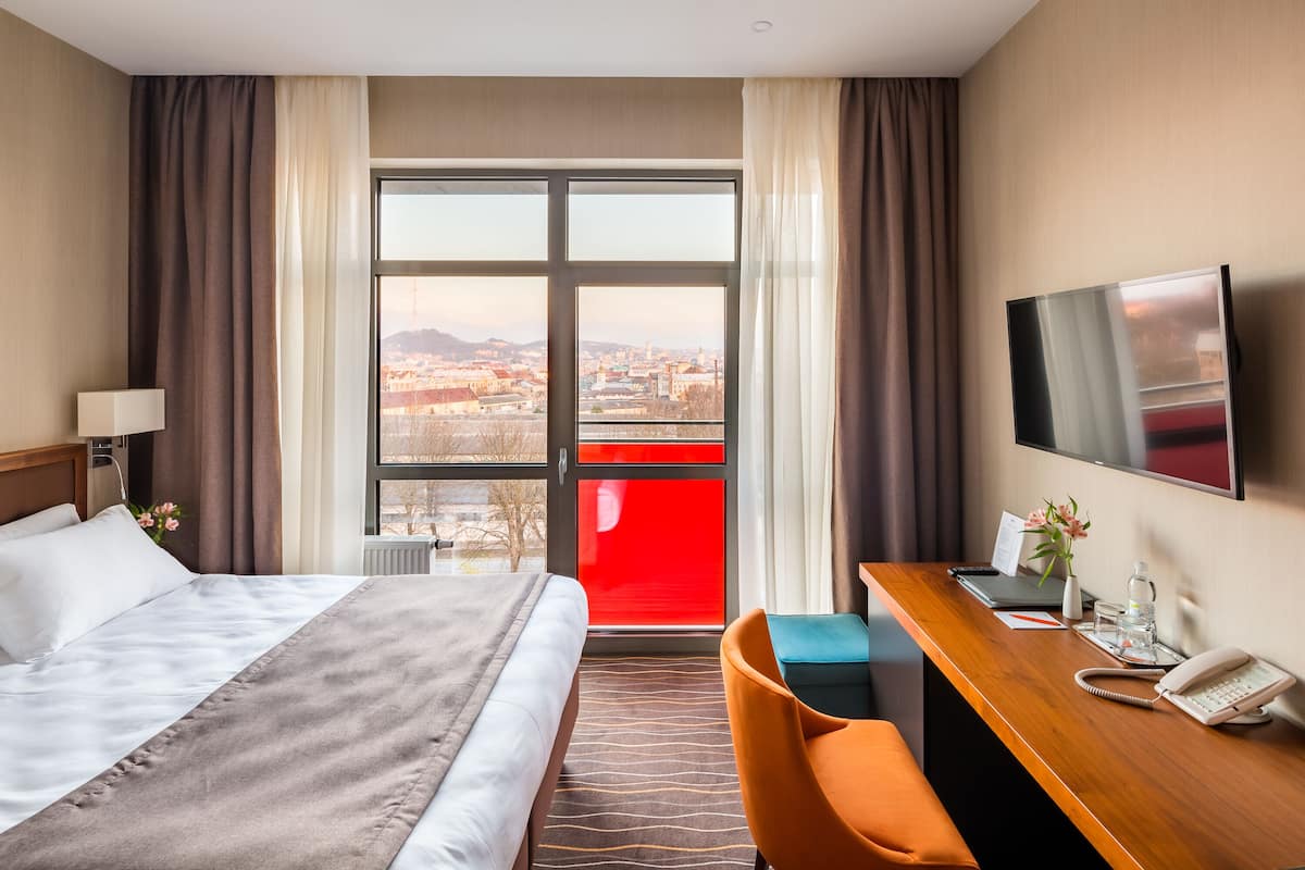 Quarto Duplo Standard, Vista para a cidade | Roupa de alta qualidade, minibar, cofre no quarto, secretária 
