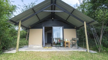 Barraca superluxo | Cofres nos quartos, escrivaninha, roupa de cama