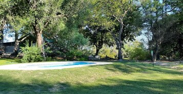 Piscina externa, espreguiçadeiras