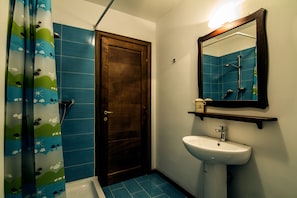 Chuveiro, produtos de toalete grátis, secador de cabelo, bidê