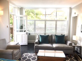 Casa de Luxo | Sala de estar | Televisor de ecrã plano de 21 polegadas com canais digitais, televisor 