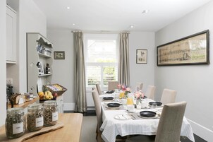 Uma cafeteira/bule, uma chaleira elétrica 