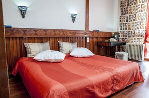 Frigobar, cofres nos quartos, escrivaninha, cortinas blackout