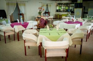 Serviço de café da manhã, local e internacional, vistas para a piscina 