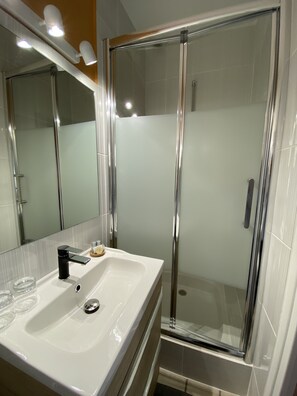 Quarto Twin Superior, 2 camas individuais | Casa de banho | Um polibã, artigos de higiene pessoal grátis, um secador de cabelo 