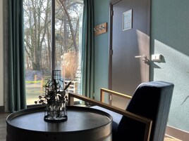 Frigobar, escrivaninha, cortinas blackout, ferros/tábuas de passar roupa