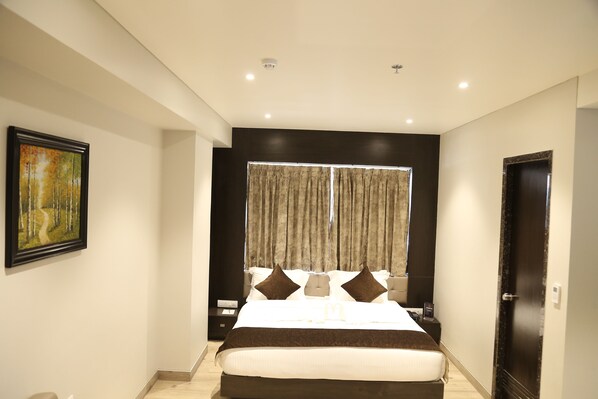 Quarto Executivo, 1 cama king-size | Roupa de alta qualidade, minibar, cofre no quarto, secretária 