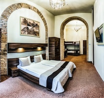 Minibar, cofre no quarto, secretária, ferro/tábua de engomar