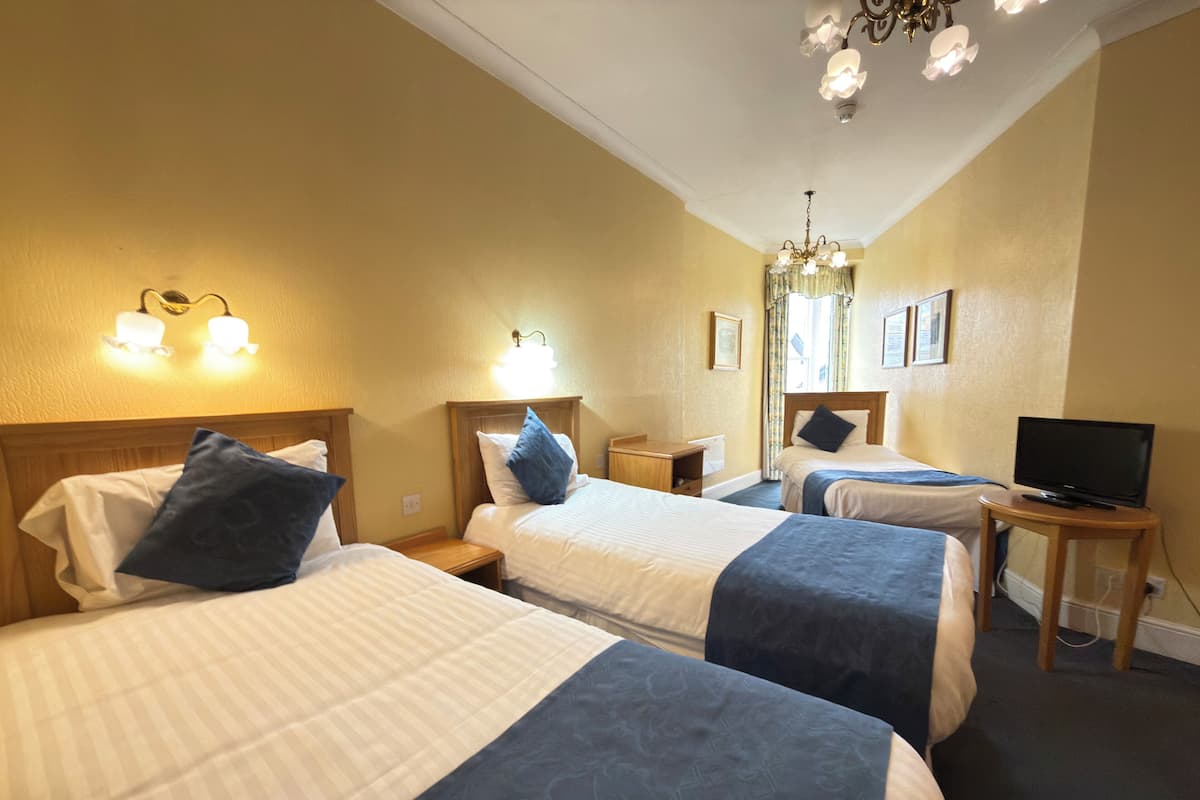 Quarto Triplo | Secretária, ferro/tábua de engomar