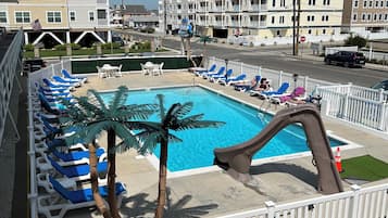 Piscina externa sazonal, funciona das 10h às 19h, guarda-sóis