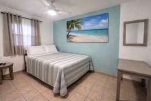 Quarto casal standard, várias camas, para não fumantes (1 Queen Bed & 1 Double Bed) | Ferros/tábuas de passar roupa, Wi-Fi de cortesia, roupa de cama