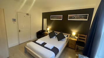 Quarto casal, suíte | Ferros/tábuas de passar roupa, berços grátis, Wi-Fi de cortesia