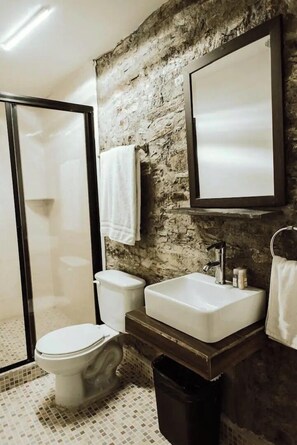 Quarto Duplo | Casa de banho | Um polibã, artigos de higiene pessoal grátis, um secador de cabelo 
