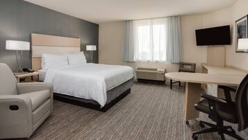 Cofre no quarto, com mobília individualizada, secretária