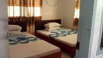 Quarto triplo | Escrivaninha, camas extras/dobráveis, Wi-Fi de cortesia, roupa de cama