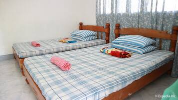 Quarto quádruplo | Escrivaninha, camas extras/dobráveis, Wi-Fi de cortesia, roupa de cama