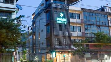 Fachada da propriedade à noite