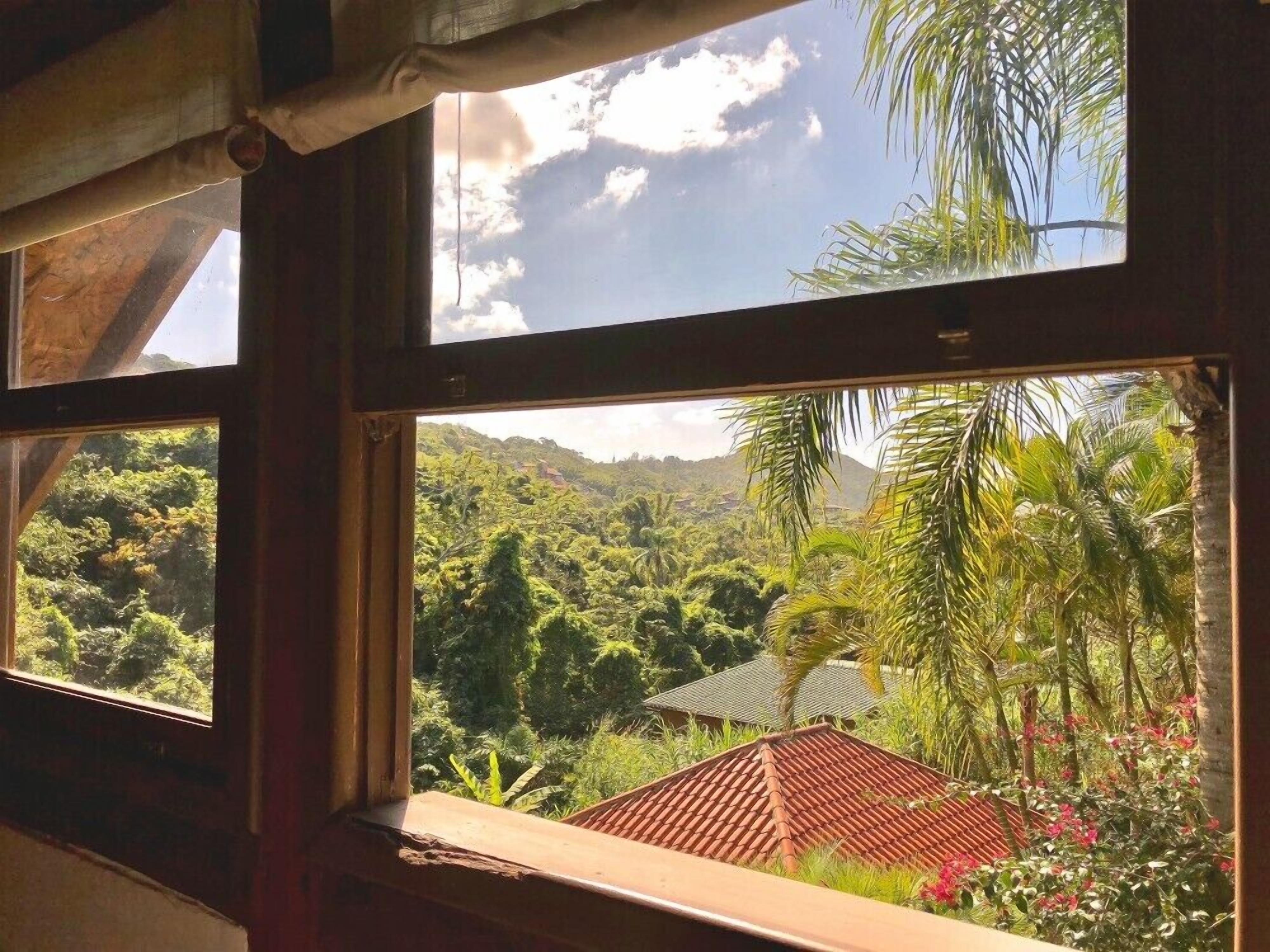 Duplex tradicional, 2 quartos, 2 banheiros, vista para o jardim | 1 quarto, cofres nos quartos, individualmente decorados