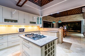 Villa de Luxo, 2 quartos, cozinha, vista para a piscina | Cozinha privada | Um frigorífico, um micro-ondas, uma placa de cozinha 