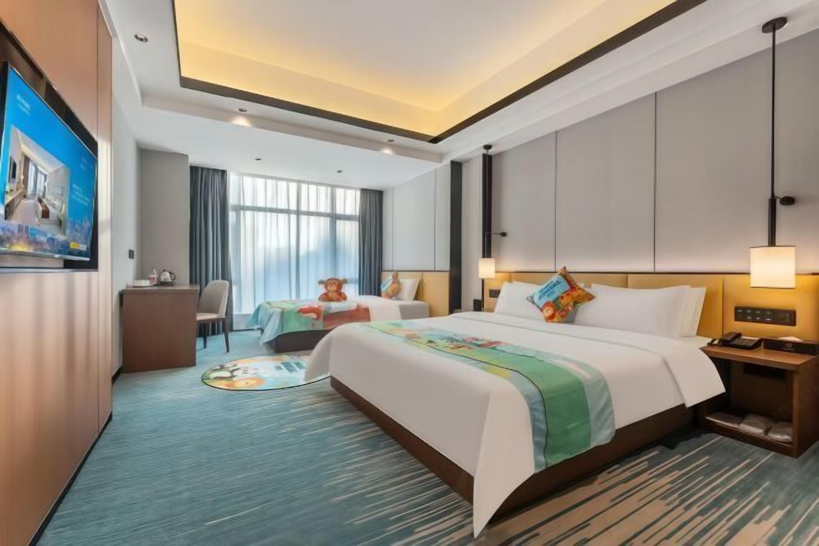 Escrivaninha, cortinas blackout, ferros/tábuas de passar roupa