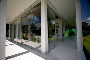 Vila com design assinado, 1 cama King, cozinha, vista para o jardim