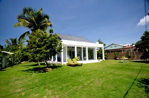 Vila com design assinado, 1 cama King, cozinha, vista para o jardim