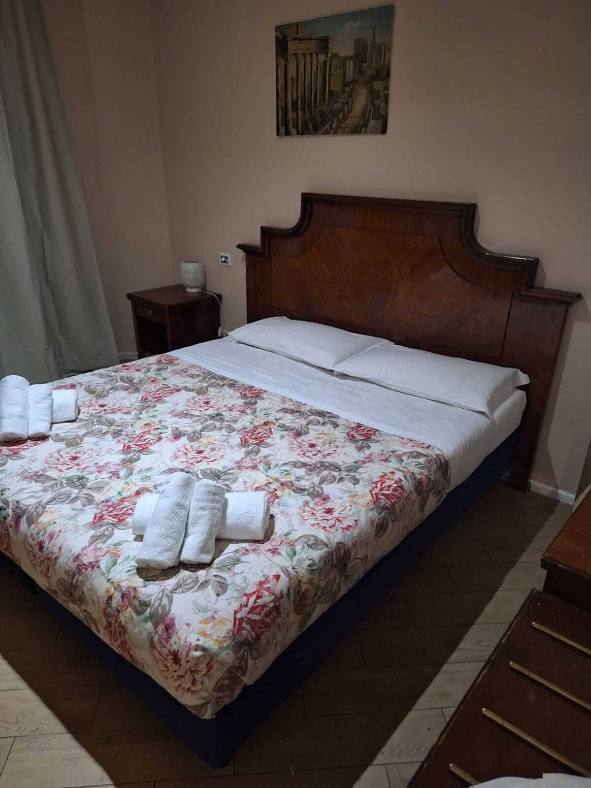 Deluxe double room (Viale Giulio Cesare 128) | Secretária, ferro/tábua de engomar, Wi-fi grátis 