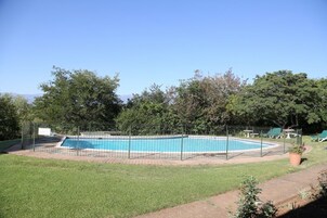 Piscina externa, espreguiçadeiras