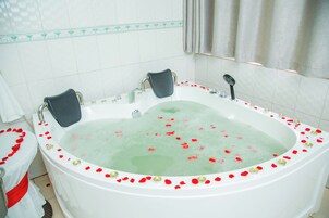 Suite Nobre | Casa de banho | Um polibã, produtos de higiene exclusivos, um secador de cabelo 