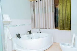 Suite Nobre | Casa de banho | Um polibã, produtos de higiene exclusivos, um secador de cabelo