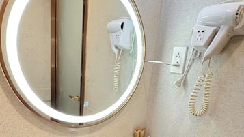 Quarto Individual Básico (No Window) | Casa de banho | Um polibã, um chuveiro fixo, artigos de higiene pessoal grátis