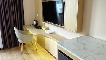 Quarto Deluxe, 1 cama queen-size | Roupa de alta qualidade, minibar, com mobília individualizada