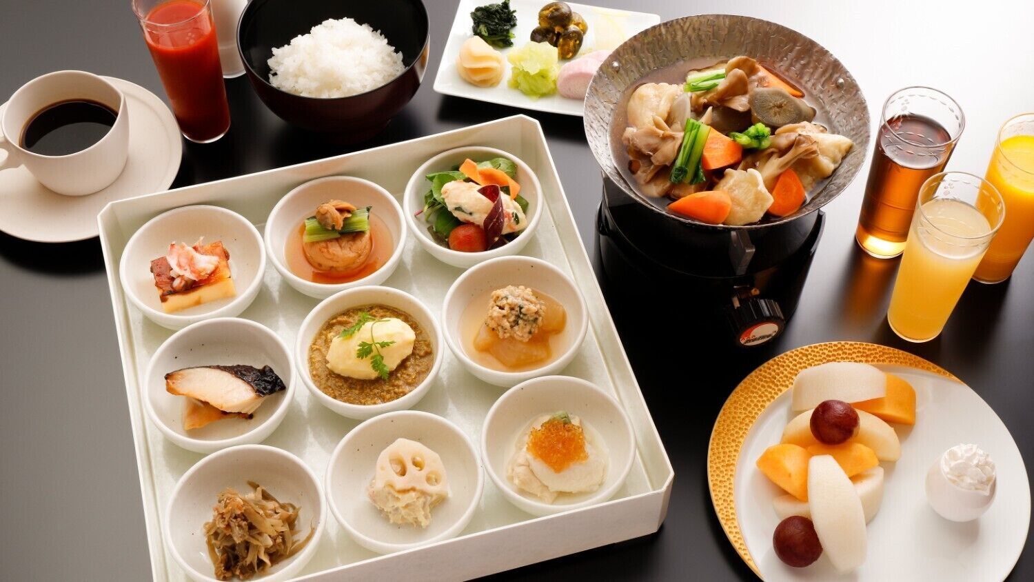 Diversos pratos japoneses, incluindo sushi, sashimi e um hot pot.
