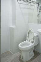 Quarto casal standard | Banheiro | Chuveiro, produtos de toalete grátis, secador de cabelo 