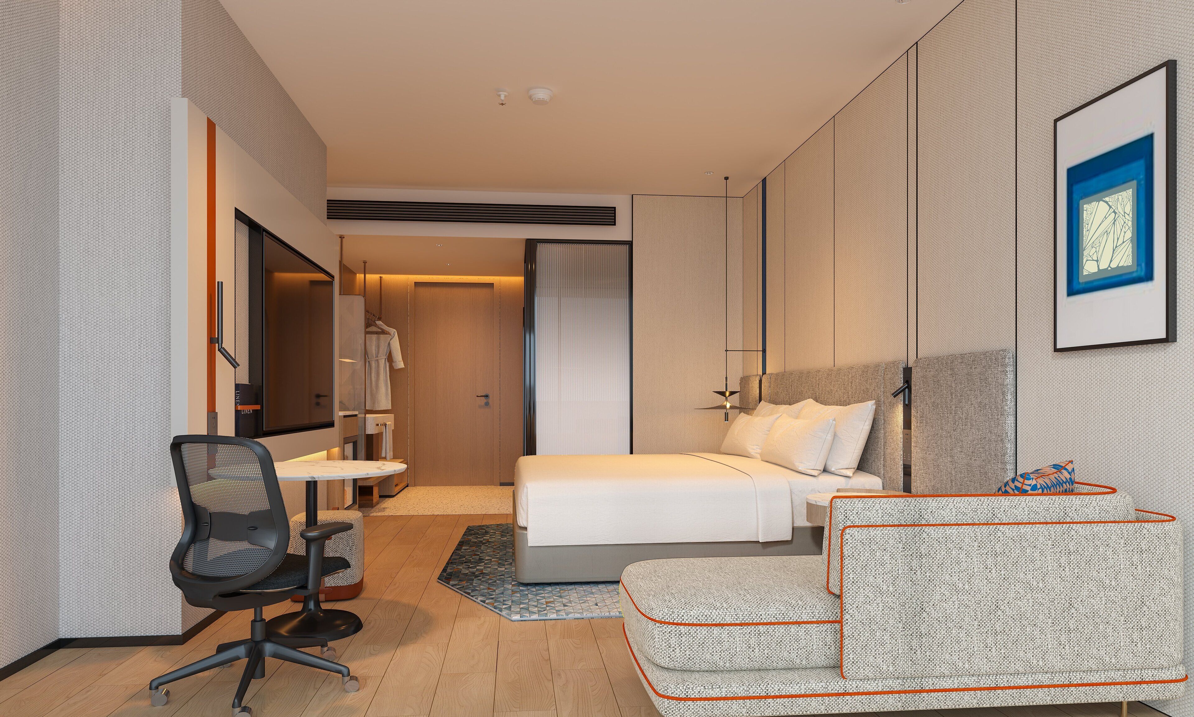 Quarto de hotel com cama, escrivaninha, cadeira, sofá, banheiro e um quadro na parede.