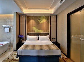 Suíte empresarial | Roupas de cama premium, frigobar, cofres nos quartos, escrivaninha