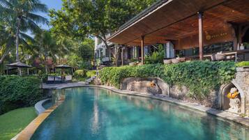 2 piscinas exteriores, toldos gratuitos, guarda-sóis