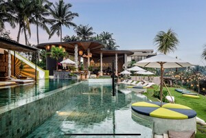 2 piscinas exteriores, toldos gratuitos, guarda-sóis 