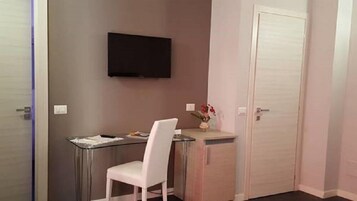 Quarto Triplo Deluxe, várias camas, não fumadores | Comodidade do quarto