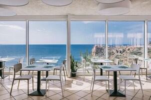 5 restaurantes, pequenos-almoços servidos, cozinha local 