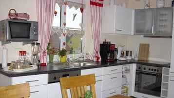 Apartamento Comfort, 2 quartos, varanda, vista para o jardim | Cozinha privada | Um frigorífico, um micro-ondas, um forno, uma placa de cozinha