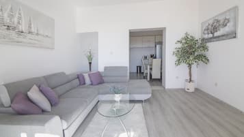 Apartamento (Apartments Isabora - Two-Bedroom Apar) | Sala de estar | TV de tela plana
