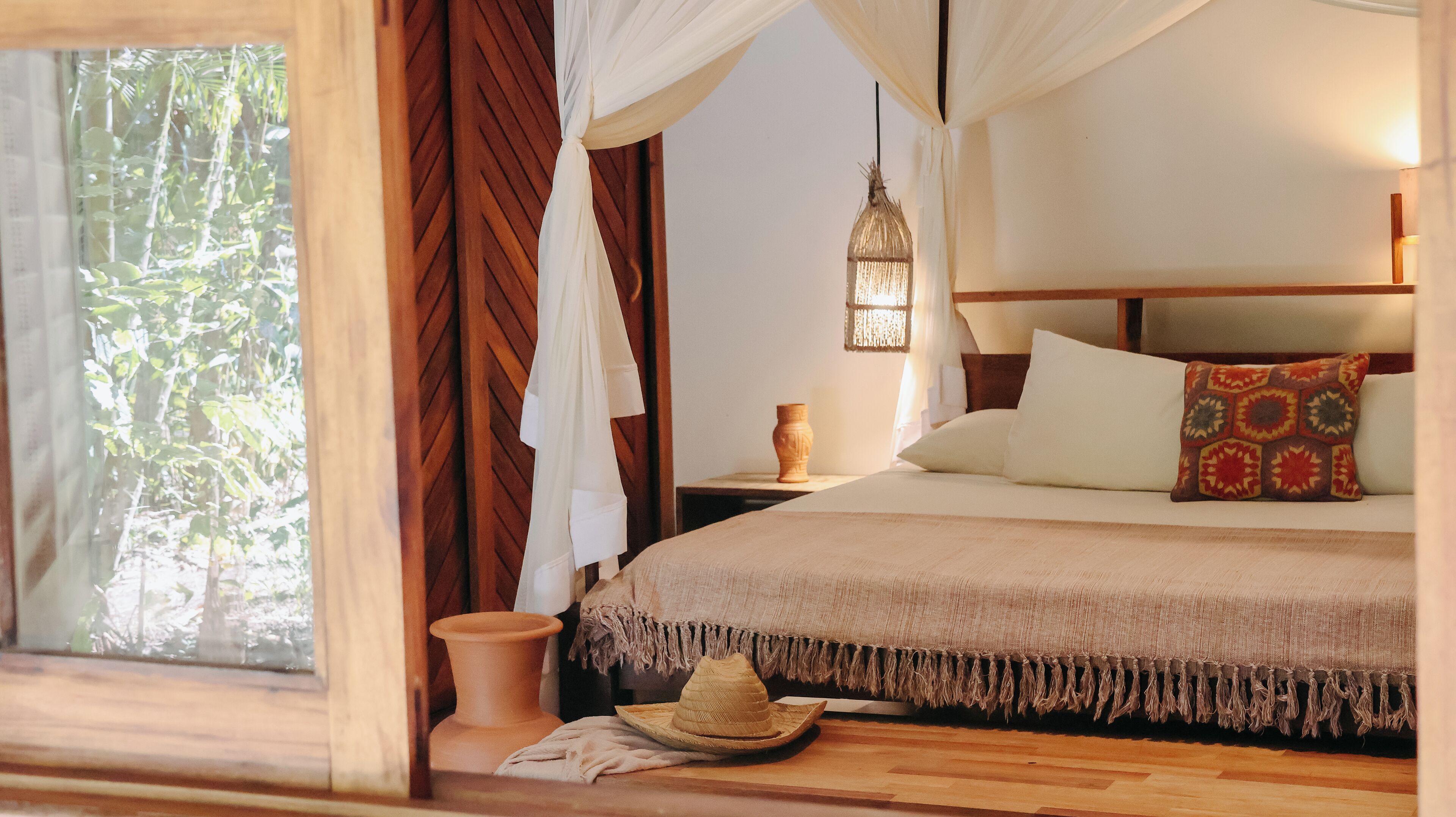 Frigobar, escrivaninha, ferros/tábuas de passar roupa, roupa de cama