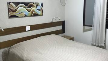 Frigobar, escrivaninha, cortinas blackout, ferros/tábuas de passar roupa