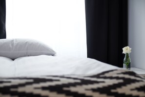 Quarto solteiro | Roupas de cama premium, escrivaninha, cortinas blackout