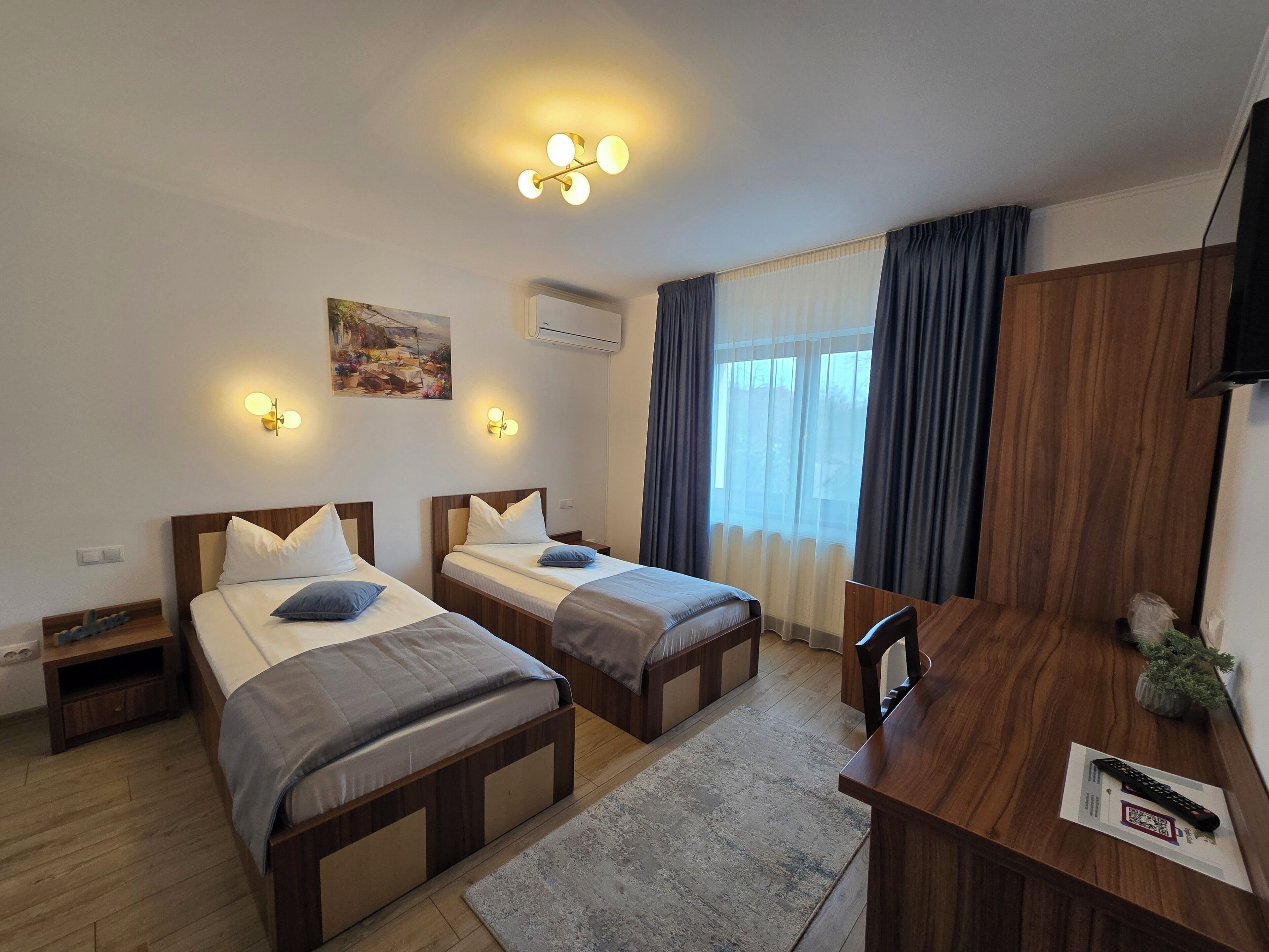 Quarto Twin | Secretária, ferro/tábua de engomar, berços/camas para crianças grátis 