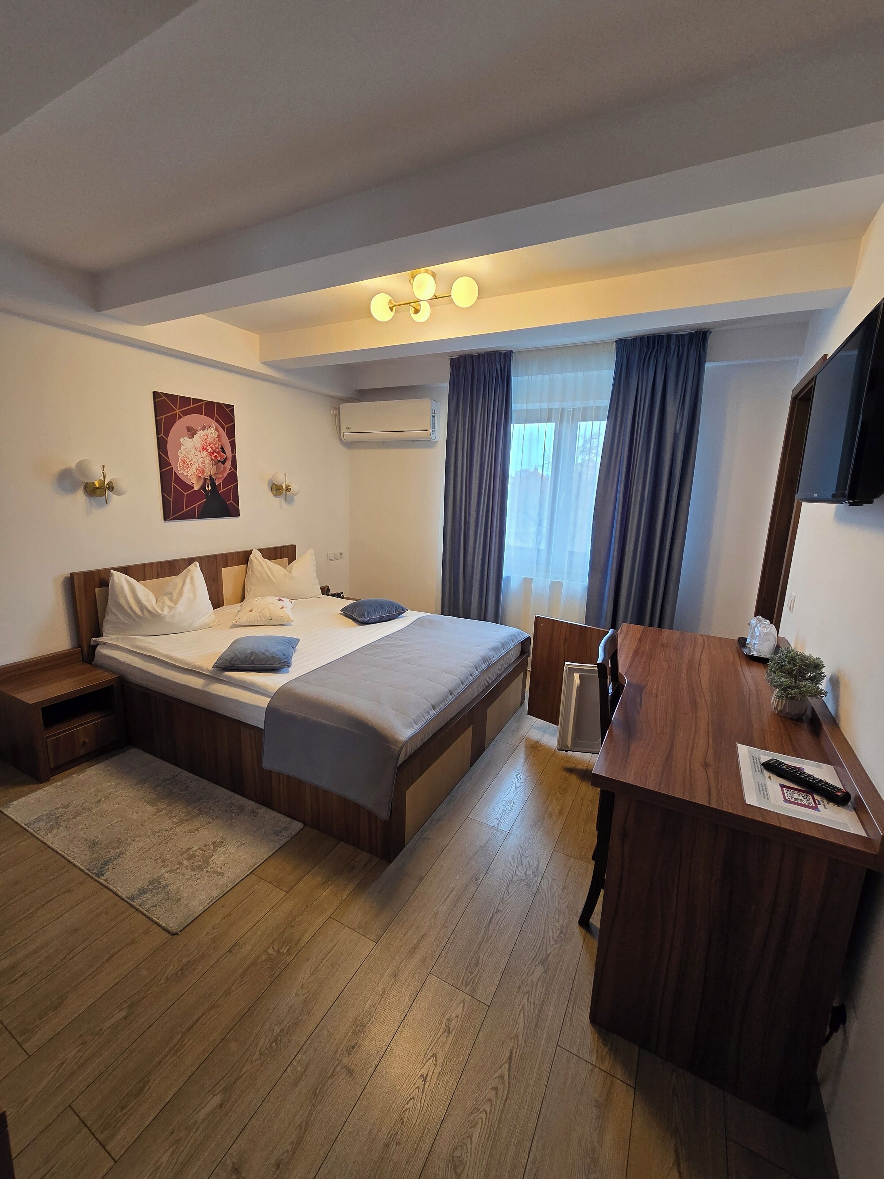 Quarto Duplo | Secretária, ferro/tábua de engomar, berços/camas para crianças grátis 