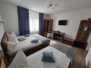 Quarto Twin | Secretária, ferro/tábua de engomar, berços/camas para crianças grátis 