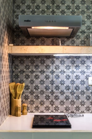 Estúdio Superior, 1 cama de casal e sofá-cama, sem janelas | Kitchenette privada | Um frigorífico/congelador grande, um micro-ondas, uma placa de cozinha 