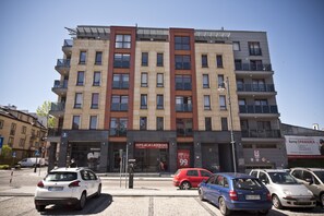 Um edifício de vários andares com design moderno, apresentando varandas em cada andar.